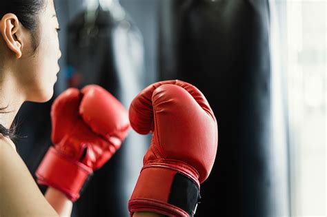 젊은 성인 여자 복싱 체육관에서 중반 성인 코치와 함께 훈련 2명에 대한 스톡 사진 및 기타 이미지 2명 강사 건강한 생활방식 Istock