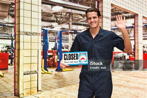 2029세 성인 잘생긴 자식 남성 청년 자동차 정비사 정비사 수리공 수리공 기술자 수리 용 자동차 수리점 에서 작업 중인 커버올을 착용 하는 1 명 1 인 허리 정면 보기