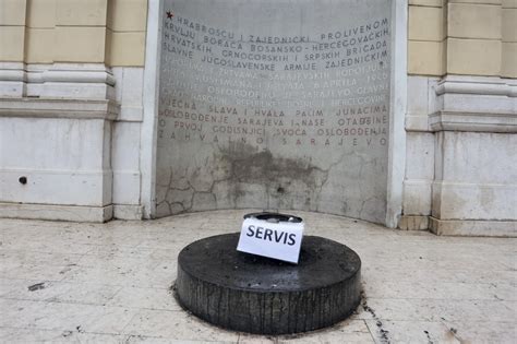 Ugašena Vječna Vatra U Sarajevu Posjetioce Dočekala Poruka Foto N1
