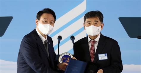 윤 대통령 고 임부택 육군 소장 아들에게 국가유공자 명패 수여