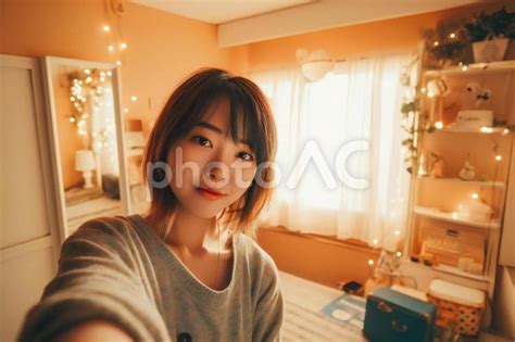 部屋で自撮りする女性 No 26887485｜写真素材なら「写真ac」無料（フリー）ダウンロードok