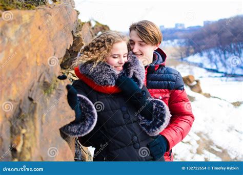 Liebevolle Junge Paare Im Winter Im Park Nahe Der Klippe Stockfoto