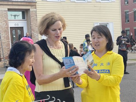 Albany New York Falun Gong Booth Draws Interest At The National Night