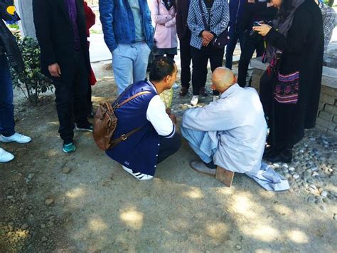 西安香積寺里向香客宣揚佛法的長老，坐在小板凳上毫無架子 每日頭條