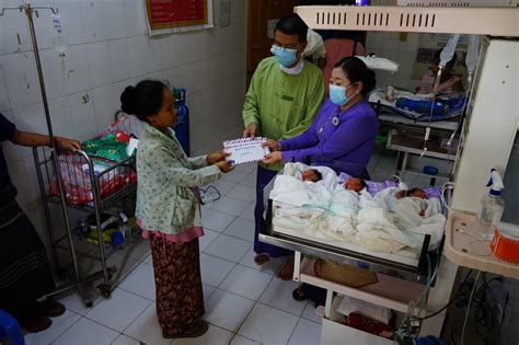 ဘိုကလေးမြို့နယ်တွင် သုံးမွှားပူးမွေးဖွားသဖြင့် ထောက်ပံ့မှုများဆောင်ရွက