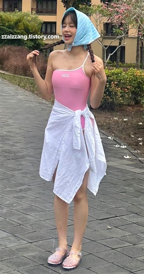 수영복 몸매 공개한 이달의소녀 출신 츄chuu 짤짱 2025 수영복 패션 스타일 추 루나