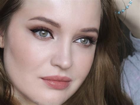 Жаль что не замечают 1 штрих в макияже который и в 30 и в 50 делает глаза отечными учимся