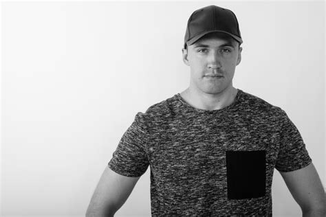 Cerca De Joven Musculoso Aislado Aislado Foto Premium