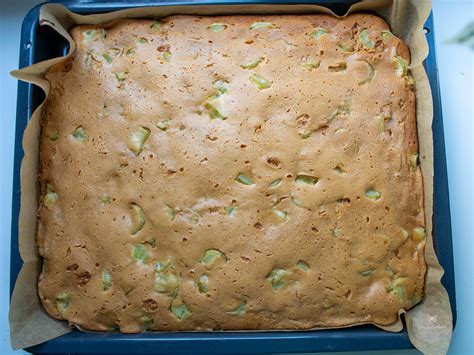 Rabarberu Plātsmaize Ar ķefīru Taureņi Virtuvē