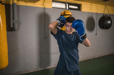 강력한 킥복싱 선수는 권투 체육관에서 훈련하고 권투 경기와 권투 대회를 준비하고 있습니다 Z세대에 대한 스톡 사진 및 기타