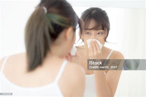 아름 다운 초상화 젊은 아시아 여자 미소 와 함께 피부 관리 화장품 사용 기름 얼룩 종이 얼굴에 거울을 보고 뷰티 아시아 여자 닦아 하 고 티슈와 클렌징 메이크업 얼굴
