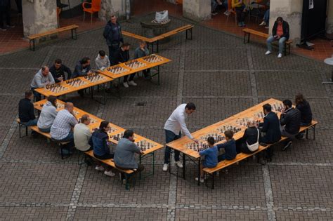Foto Matej Grah Se Je V šahovski Simultanki Pomeril Kar Z Osemnajstimi