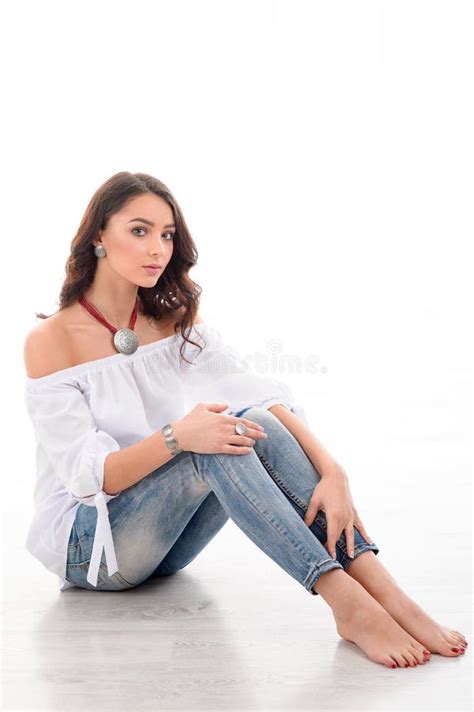 Mujer Descalza Hermosa Que Se Sienta En El Piso Con Su Frente Larga