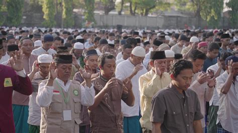 Denpasar Indonesia Circa 2023 Thousand Of Muslim Muslims Gather