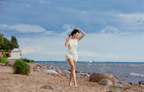 Portret Van Een Glimlachend Blootvoets Meisje Dat Naar Het Strand Gaat
