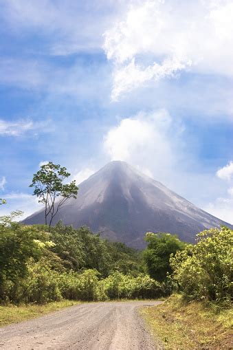 Gunung Berapi Aktif Dengan Pemandangan Hutan Foto Stok Unduh Gambar Sekarang Kosta Rika
