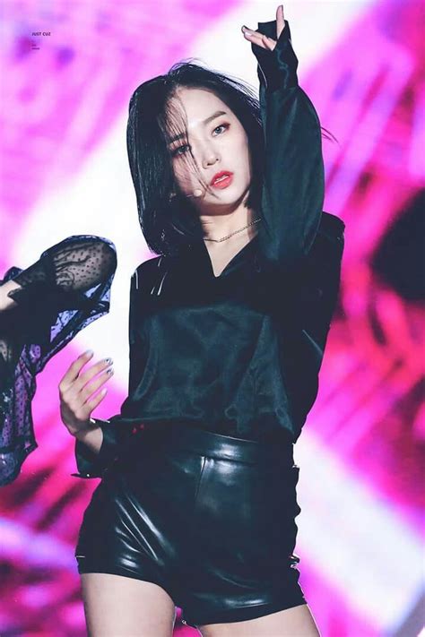 10 Times Clcs Yeeun Showed Everyone How To Own A Black Outfit Koreaboo