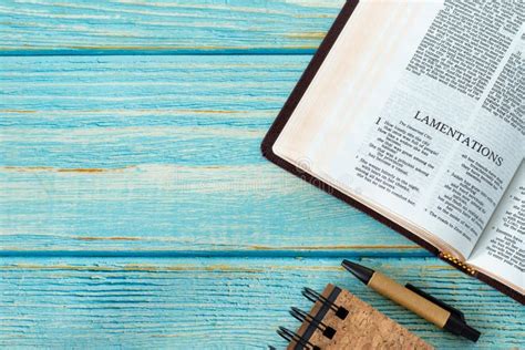 Las Lamentaciones Abren Un Libro Sagrado De La Biblia Sobre Un Fondo