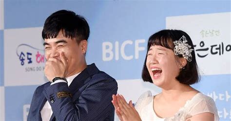 사진 김영 한송희수줍은 미소