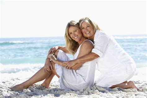 Hija De La Madre Y Del Adulto Que Se Sienta Junto En La Playa Foto De