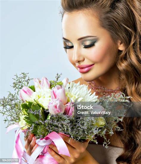 Potret Gadis Cantik Dengan Bunga Di Tangan Foto Stok Unduh Gambar
