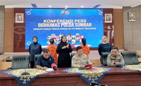 Berawal Postingan Di Story Instagram Selebgram Kembar Asal Tanah Datar