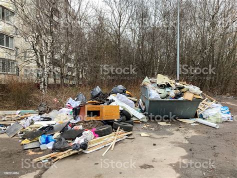 큰 금속 쓰레기는 도시의 거리를 오염시키는 쓰레기로 가득 차 있습니다 0명에 대한 스톡 사진 및 기타 이미지 0명 가방 거리 Istock