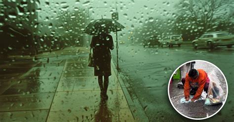 Pese A Escasez Resuelve Captan A Hombre Lavando Su Ropa Con Agua De Lluvia En Calles De La