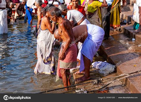 Mulheres Tomando Banho No Rio Ganga Compartilhamento De Fotos