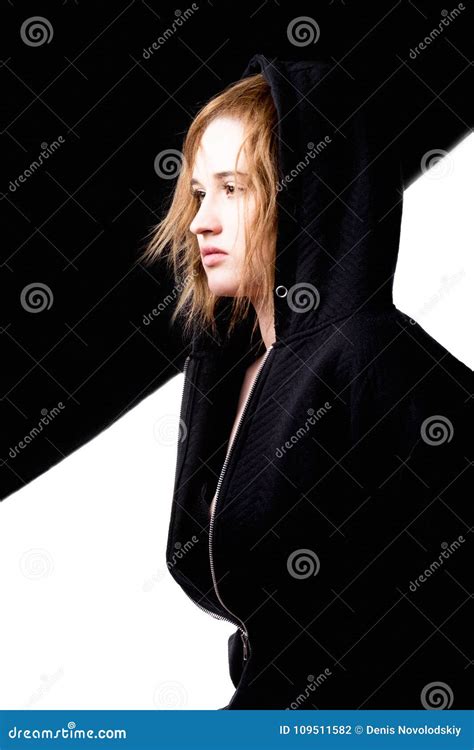 Jong Mooi Meisje Op Een Zwart Witte Foto Stock Foto Image Of Mensen