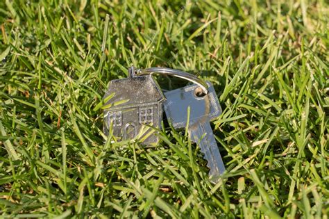 Premium Photo House Keys With A Keychain In The Shape Of A House On