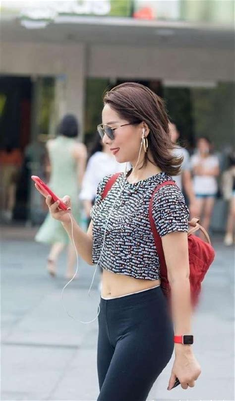街拍风情万种的性感熟女赶着路 丰满的身材引人注目 街拍吧 女人吧