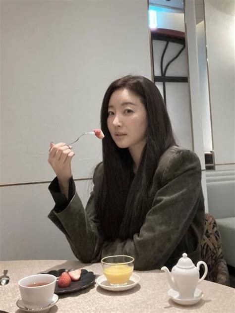 김사랑 수식어가 필요 없는 동안 미모 재킷 하나만 걸쳐도 여신 스타와 라이프