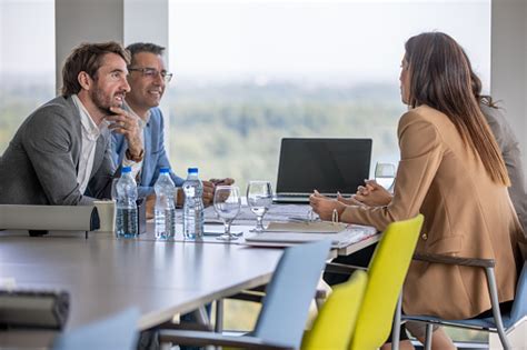 컨퍼런스 테이블에 앉아 긍정적인 감정으로 협상하는 4명의 비즈니스 인원 4 명에 대한 스톡 사진 및 기타 이미지 4 명 경영자 계획 Istock