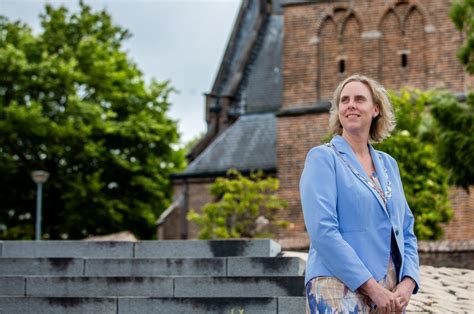 Inge Van Dijk Leeft Haar Meisjesdroom En Is Nu Burgemeester Die Tussen