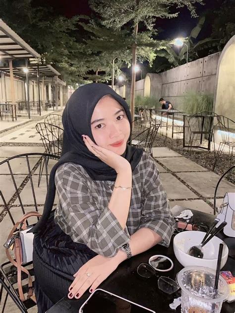 Pin oleh Wtisna di Simpan Cepat di 2024 | Wanita berlekuk, Gadis-gadis cantik, Gaya hijab