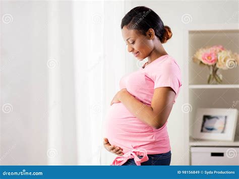 Glückliche Schwangere Frau Mit Dem Dicken Bauch Zu Hause Stockbild