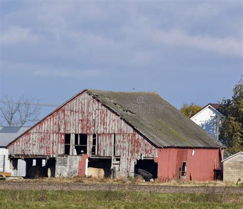 A Dilapidated Old Red Barn Oval Corn Crib And Out Buildings Stock Image Image Of Buildings