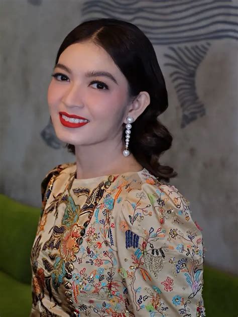 6 Pesona Elegan Selvi Ananda Dibalut Kebaya Dan Batik Saat Hadiri HUT Ke 44 Dekranas Di Solo