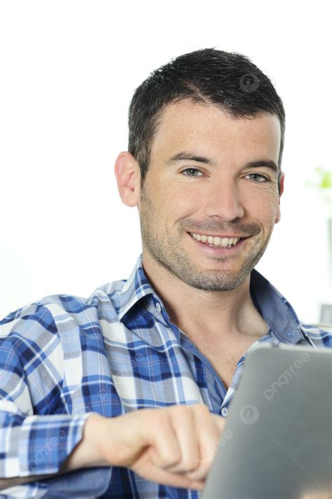 Touchpad Pria Nirkabel Android Pria Muda Foto Latar Belakang Dan Gambar