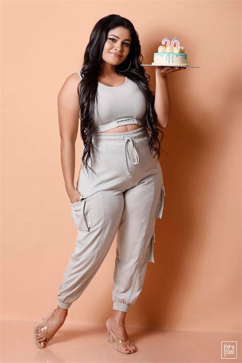 නර්තනයෙන් කාගේත් නෙත් වසඟයට ගත් දුලී උපන්දිනය දවසේ කළ ලස්සන ෆොටෝ ෂූට්