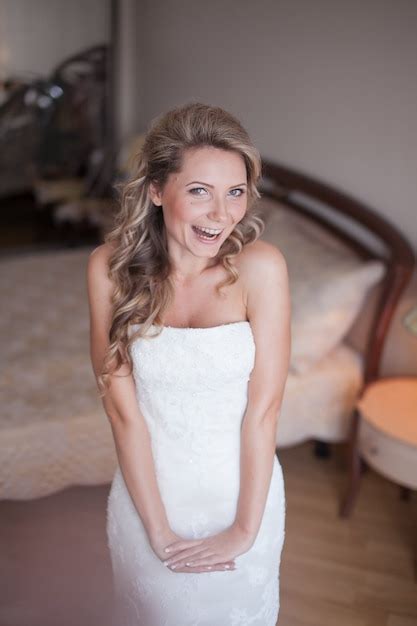 Free Photo Bride Smiling