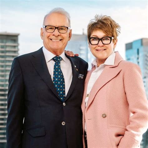 Dans Lœil Du Québec Inc Sandra Chartrand Et Alain Bouchard Donnent