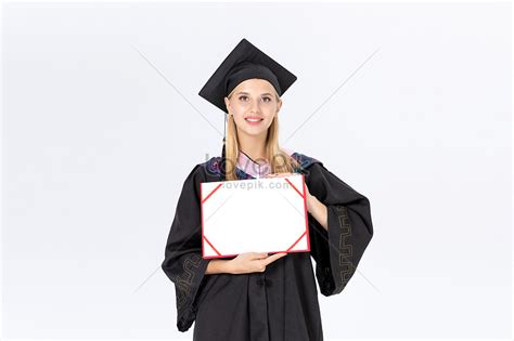 Overseas Students Take Certificates Picture And Hd Photos Free