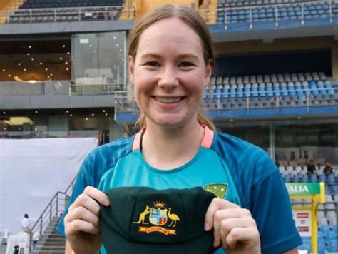 Australian Cricketer Lauren Cheatles Career On Hold After New Cancer