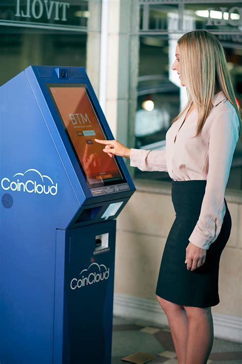 ~을 사용하여 Atm Atm 상호작용 Atm을 사용하는 남자 가상 화폐 간결한 거래 금융 금융 거래 금융 기술