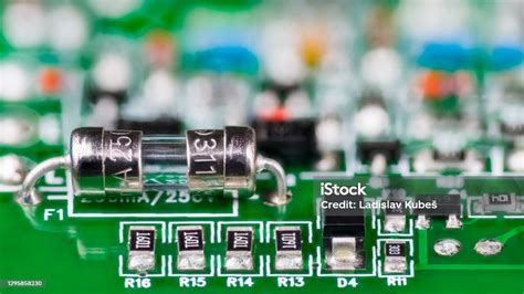 Sekering Atau Resistor Kaca Listrik Dioda Dan Transistor Pada Papan