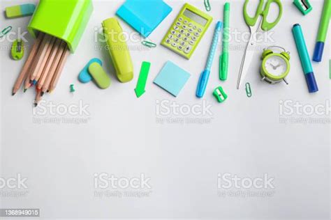 흰색 배경에 학교 문구 텍스트 공간이 평평한 누워 학교로 돌아가기 0명에 대한 스톡 사진 및 기타 이미지 0명 가위 갈음질 Istock