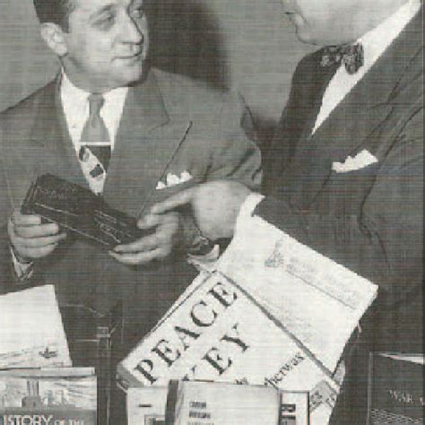 Matt Cvetic Posa Para Foto Com Exemplos De Livros Encontrados Em Uma Download Scientific