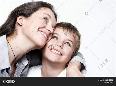 Imagen Y Foto Madre Feliz Con El Prueba Gratis Bigstock